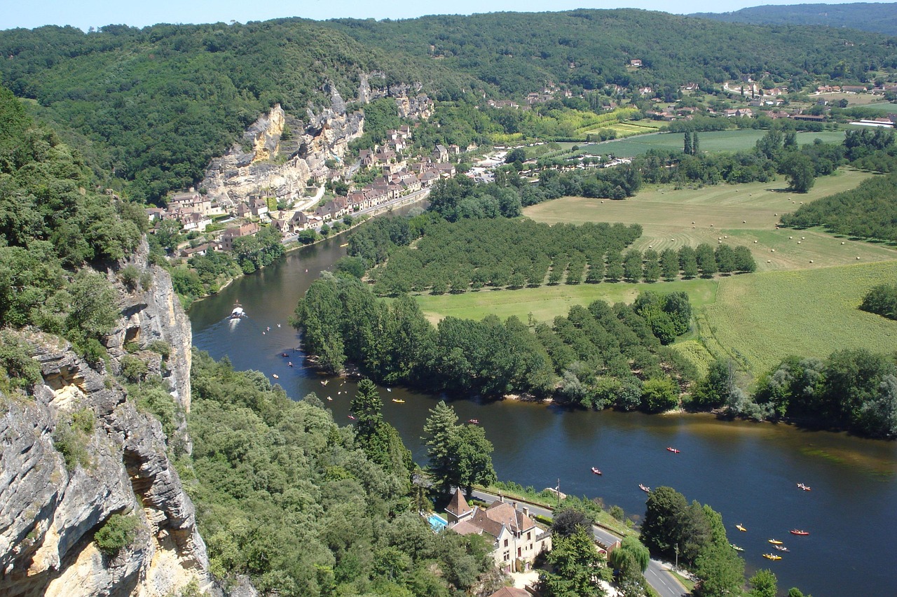 Dordogne River Canoe Route, France travel guide · TravelCousin